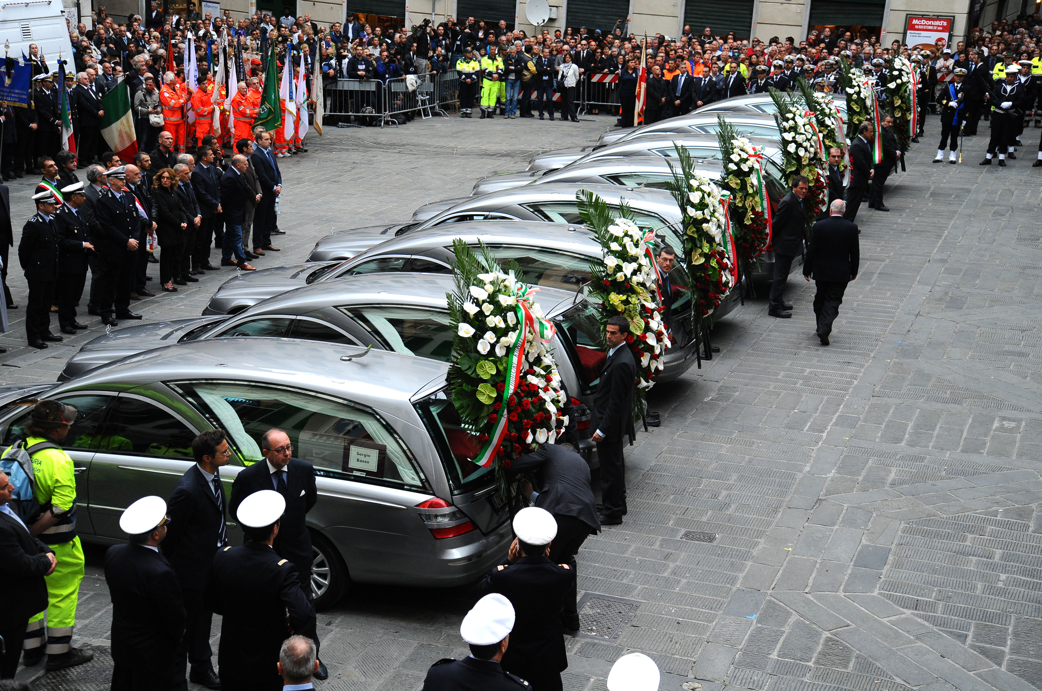 L'ultimo saluto alle vittime del porto di Genova - IlGiornale.it