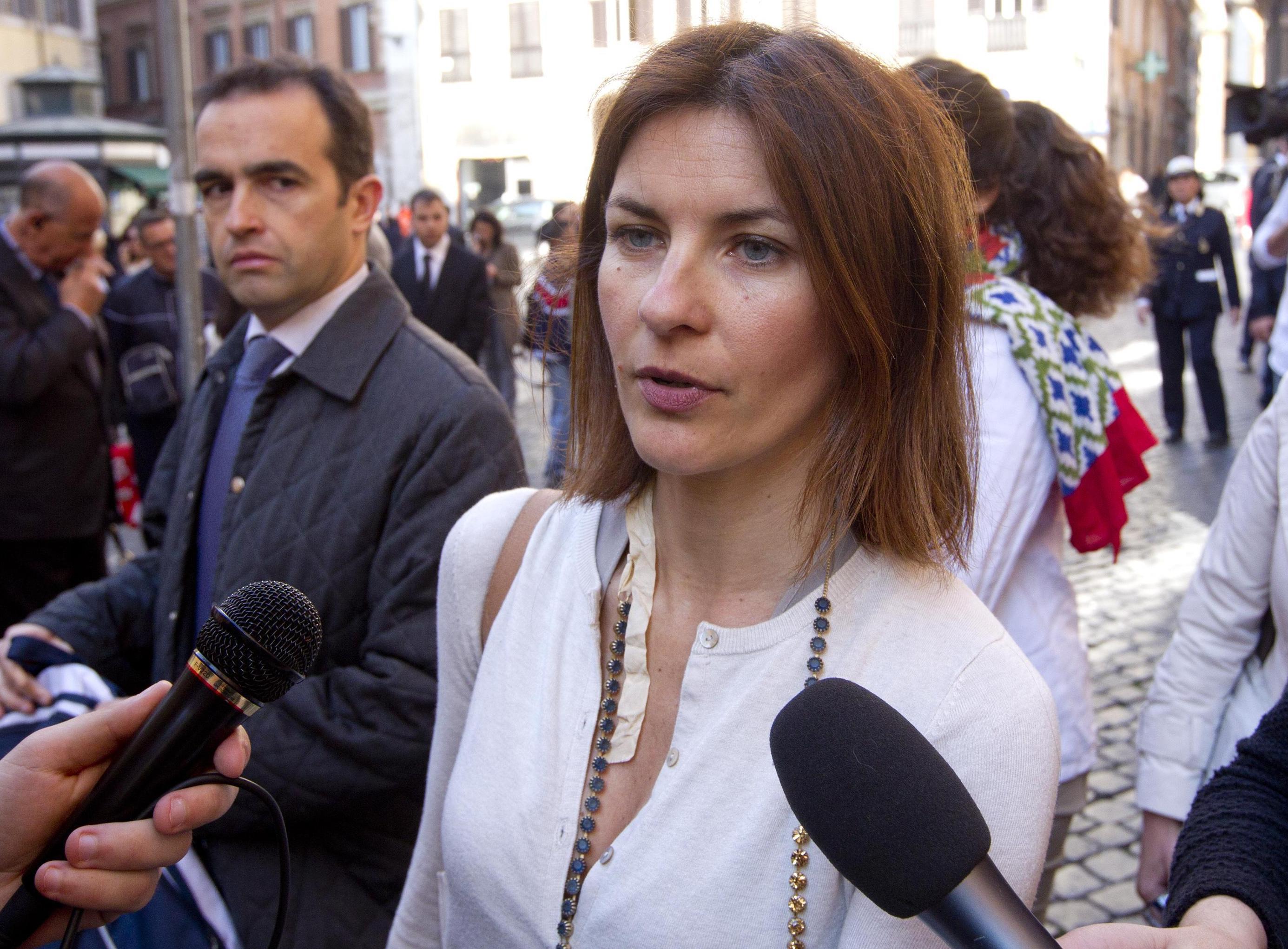 Deputato M5s alle colleghe Pd: "Siete arrivate qui solo perché sapete ...