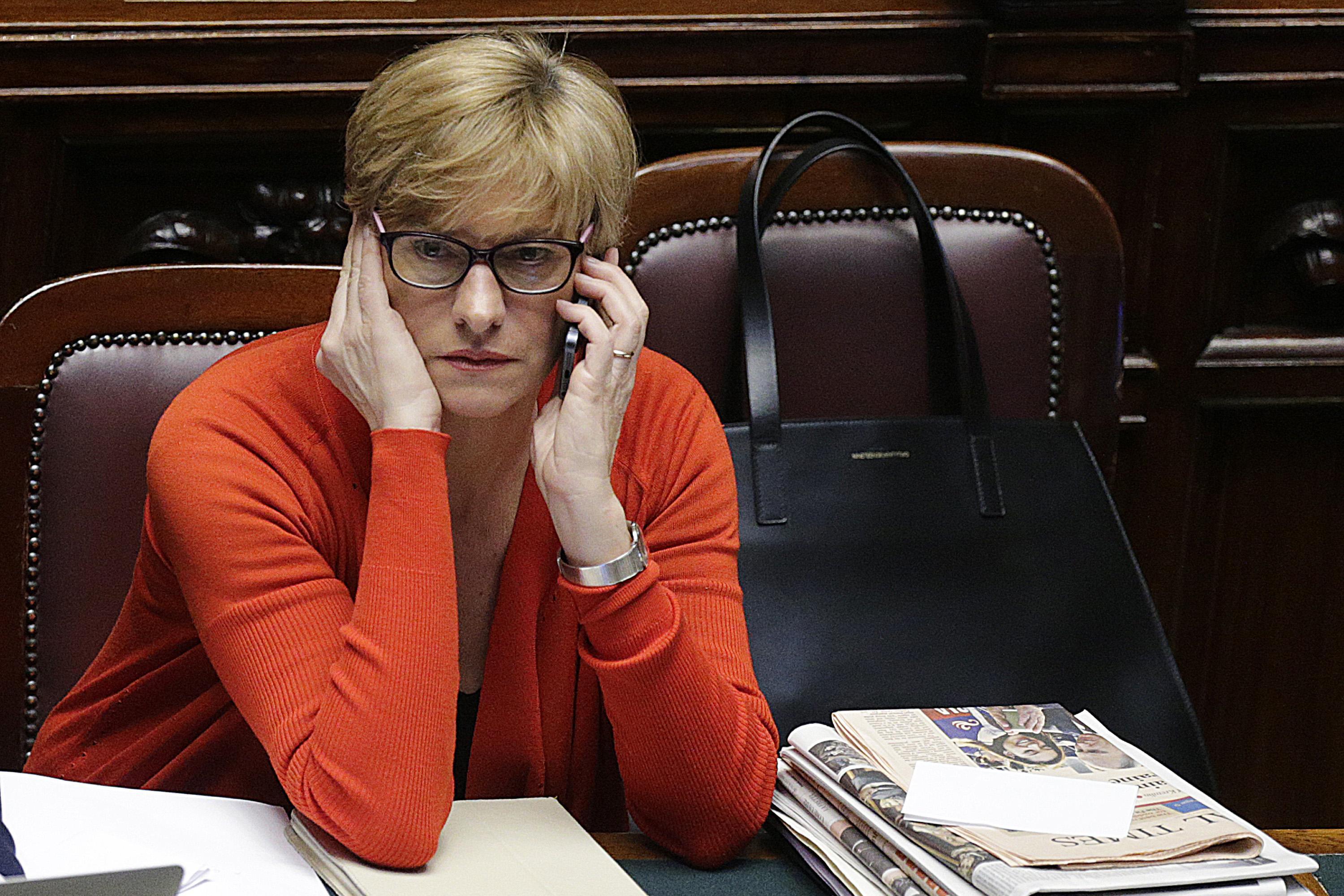 Tagli, il ministro Pinotti ai militari: "State sereni". F35, Pd: "Non ...