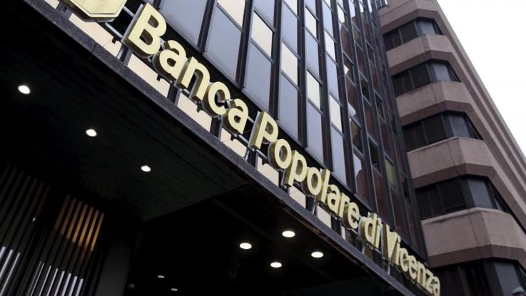La Finanza nella sede centrale della Banca Popolare di Vicenza ...