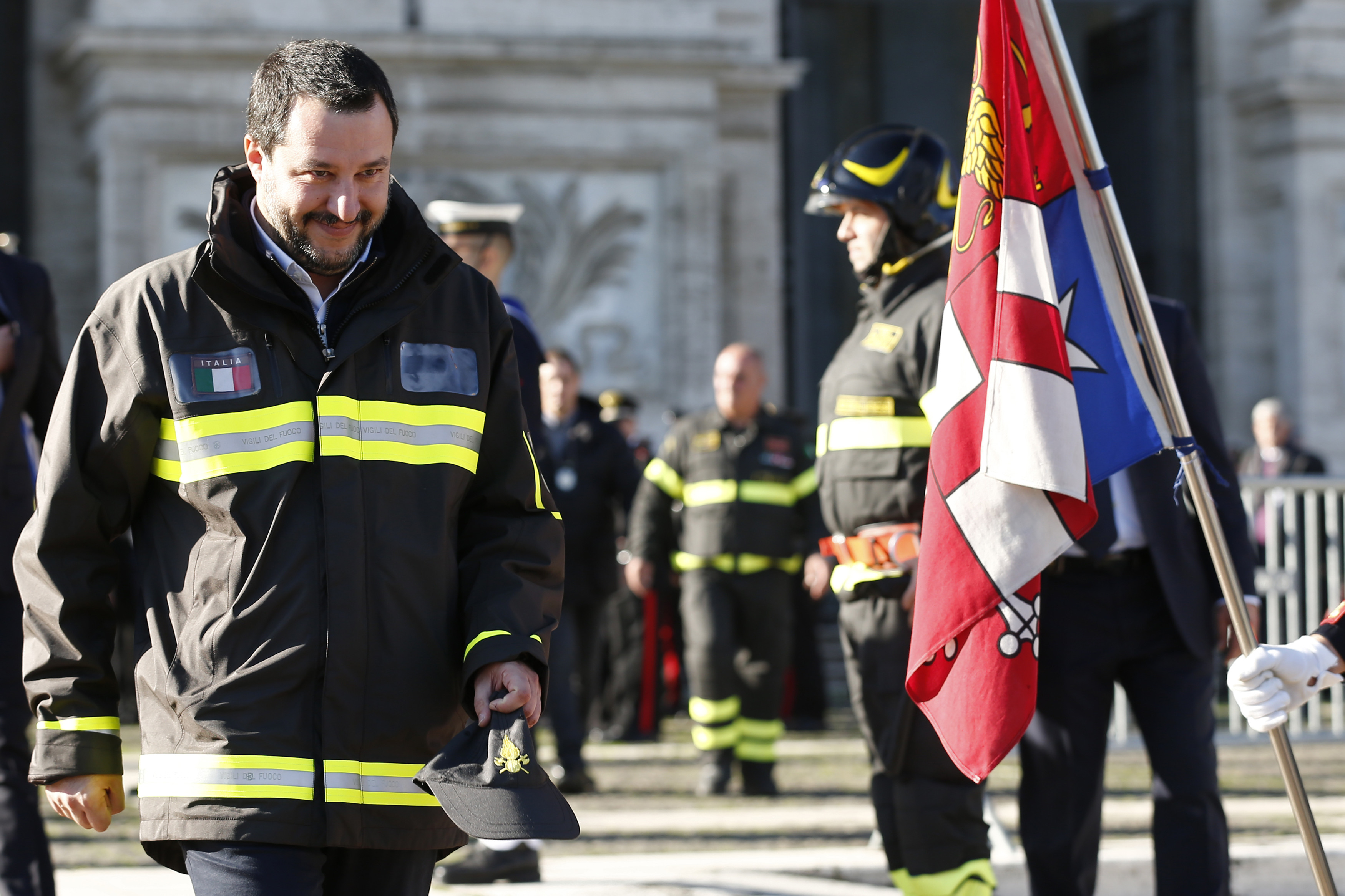 Il sindacato pro-migranti dei pompieri denuncia Salvini perché veste la ...