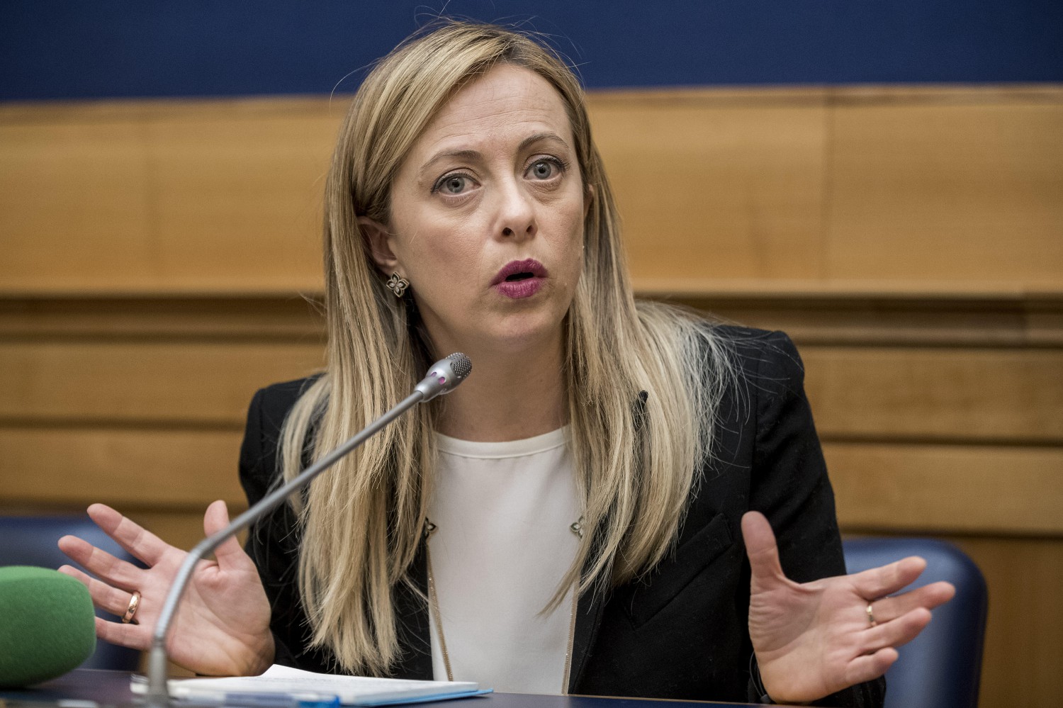 Meloni contro Conte: "L'Italia sconfitta in Europa" - IlGiornale.it