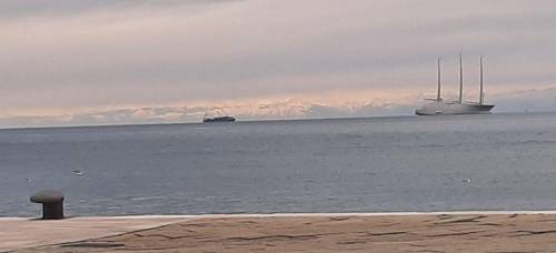 FOTO: La Bora imperversa a Trieste: oltre al forte vento anche la ...