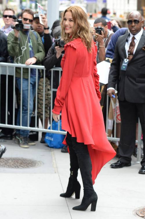 FOTO: Connie Nielsen, il vento alza la gonna sul red carpet - il Giornale