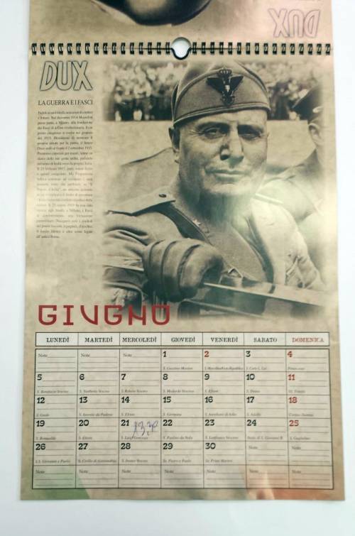 FOTO: Il calendario di Mussolini esposto in un supermarket dell ...