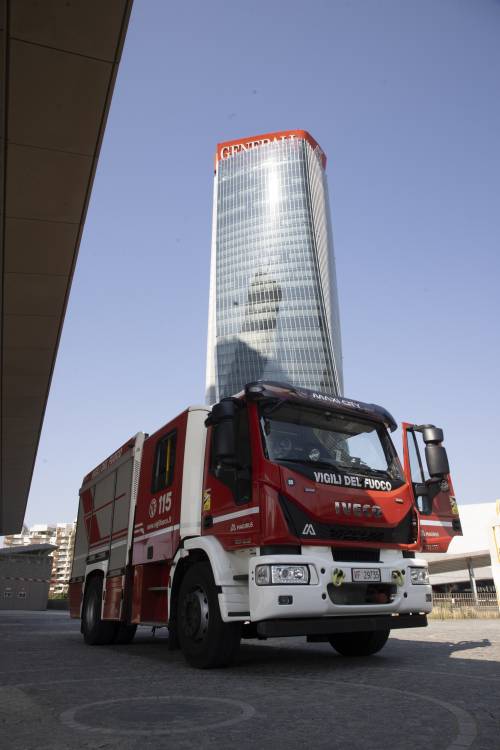 FOTO: Collassa insegna Generali a City Life: - il Giornale