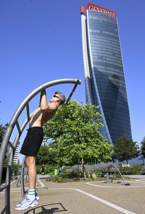 FOTO: Collassa insegna Generali a City Life: - il Giornale