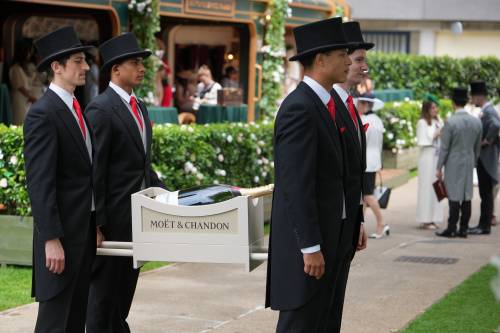 FOTO: Trionfo di cappelli e colori ad Ascot - il Giornale