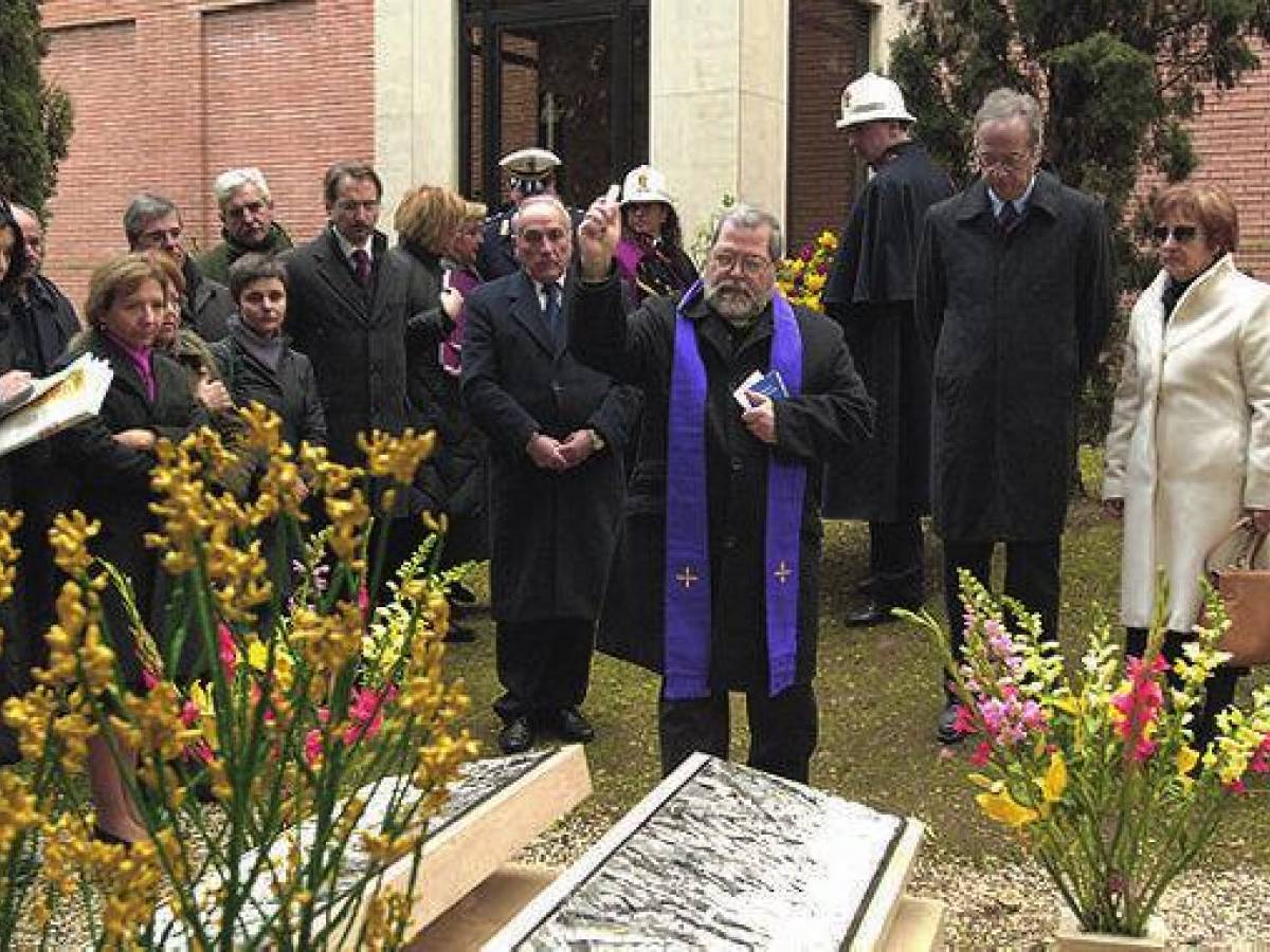 A Ostia lo show della spada in rosa - il Giornale