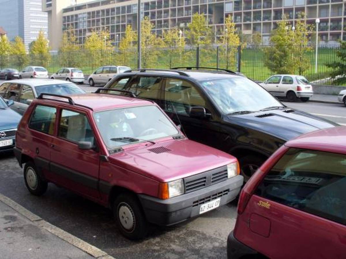 L’auto in doppia fila lecita per uno su tre - il Giornale