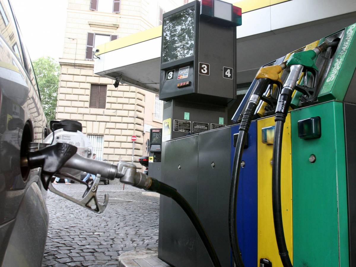 Ora l'Eni taglia il prezzo della benzina - il Giornale