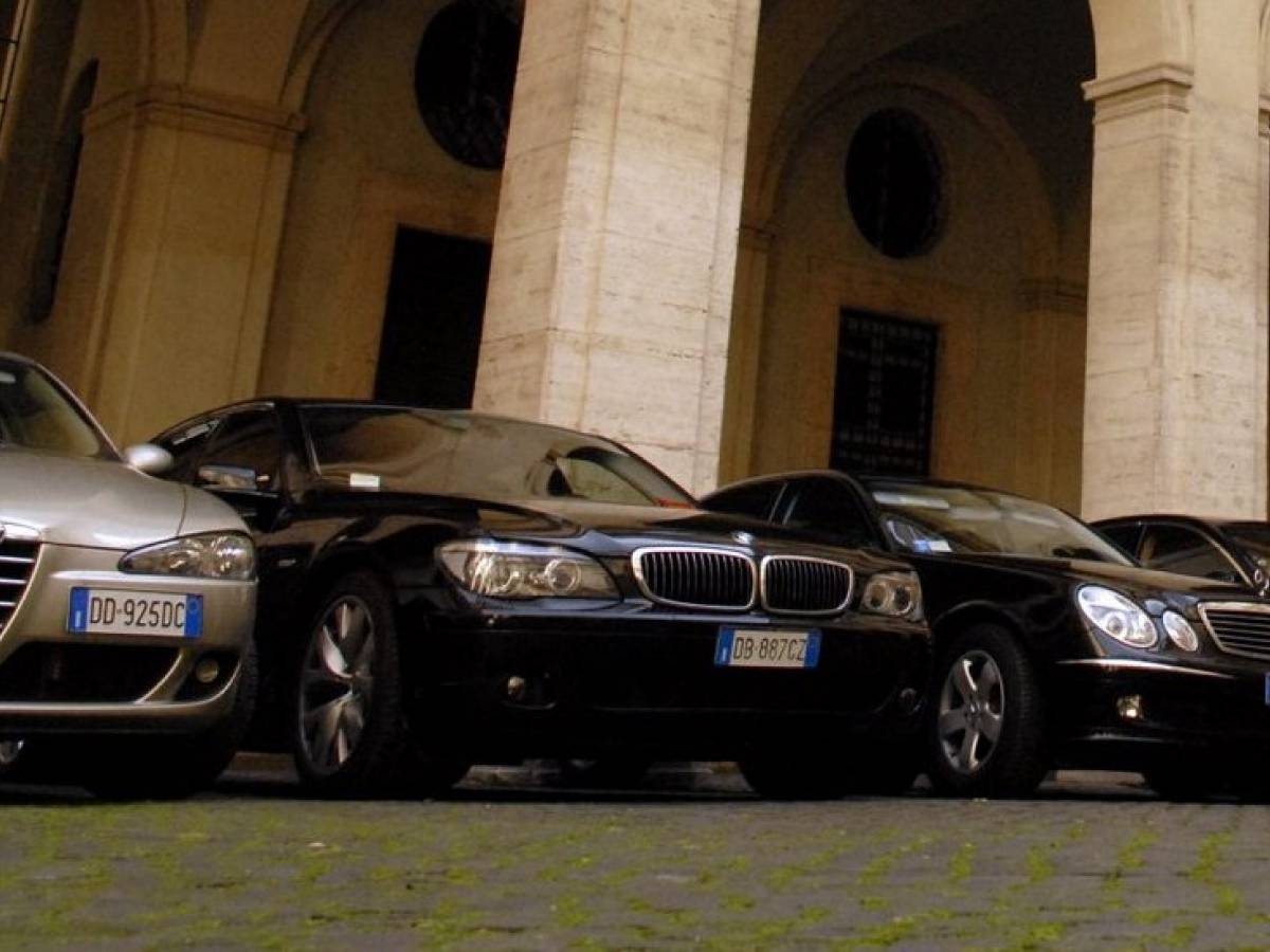 Milano abolisce le auto blu: assessori e dirigenti a piedi Ha vinto la ...