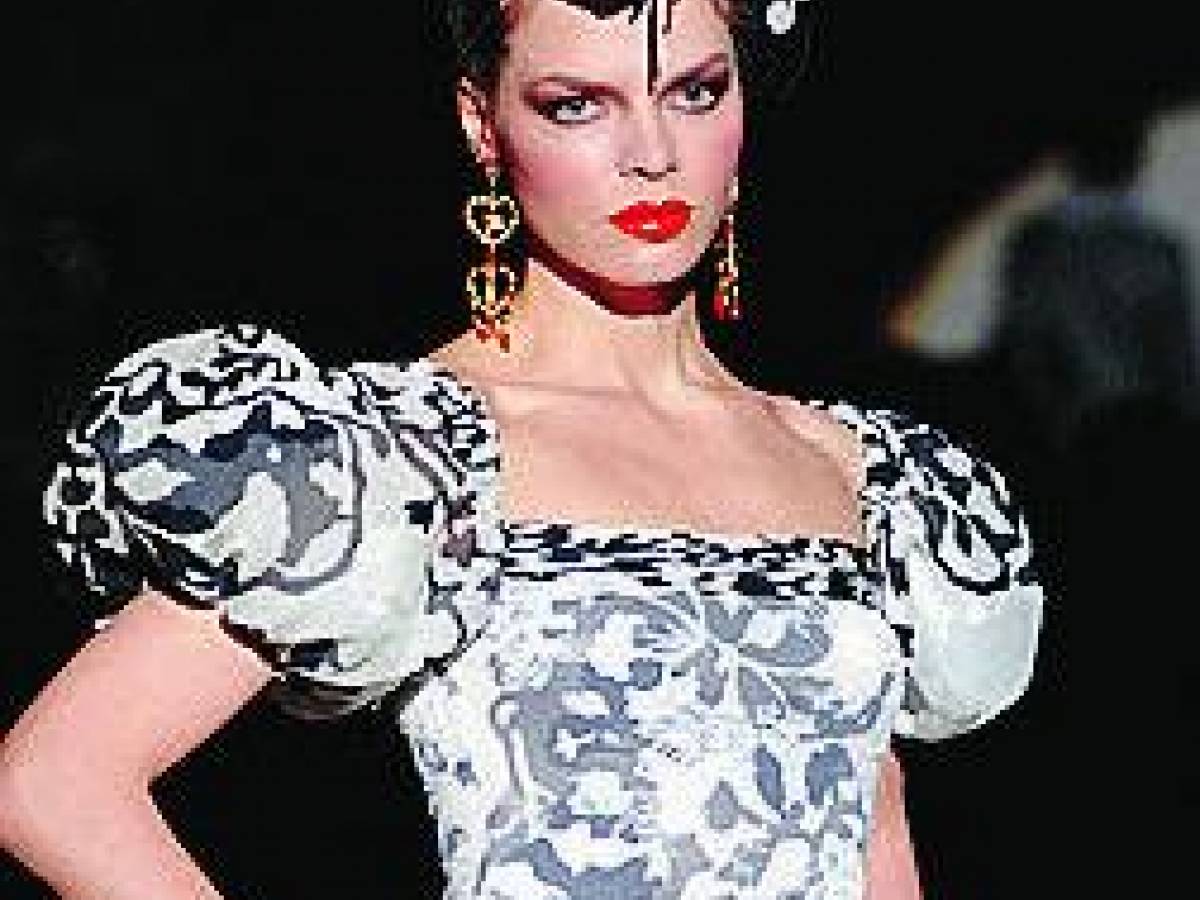 La sfilata della Curiel in nome di Frida Kahlo - il Giornale