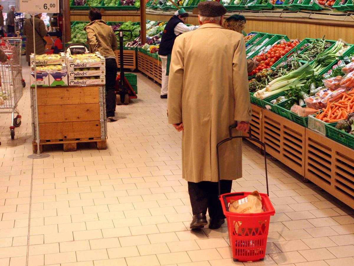 Negoziante si distrae col cliente: due baby-ladri rubano l’incasso - il ...