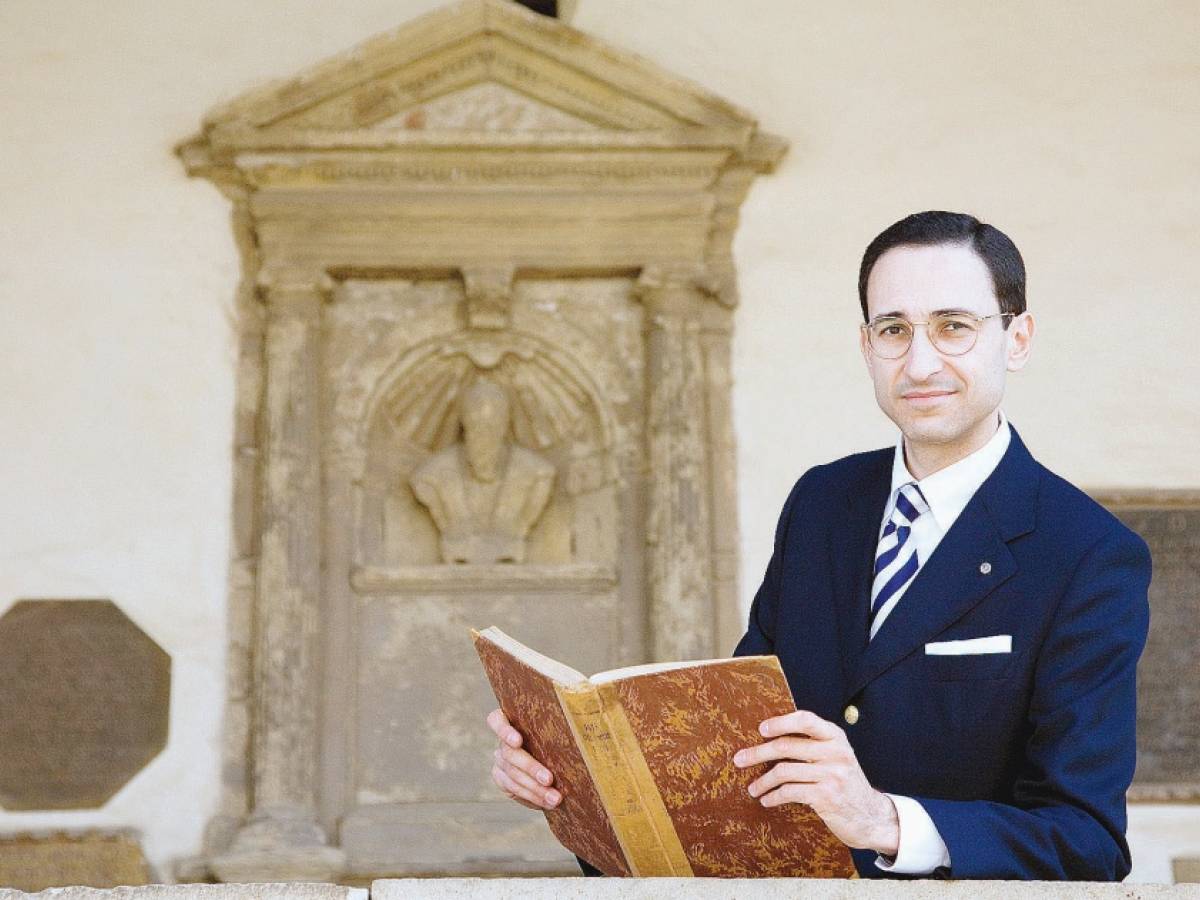 Il precettore che fa le pulci ai santi "Gli unici seri? I carabinieri ...