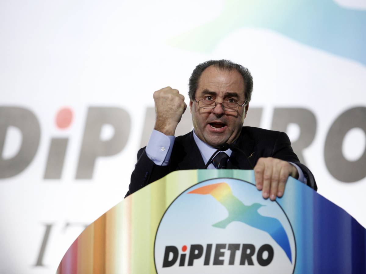 Di Pietro a Bossi: "Fuori i partiti dalle banche" - il Giornale