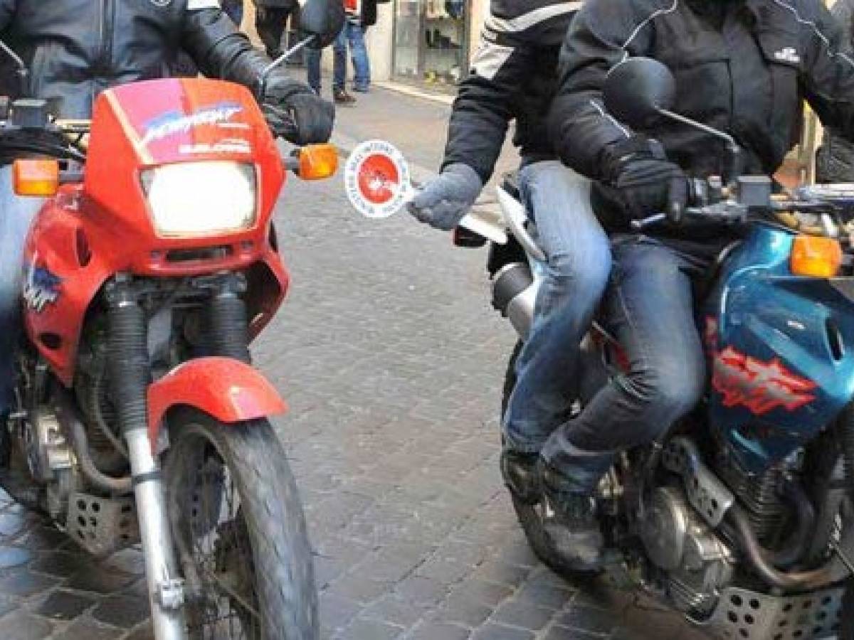 Napoli, arrestati 11 falchi della polizia Hanno rubato prosciutti e ...