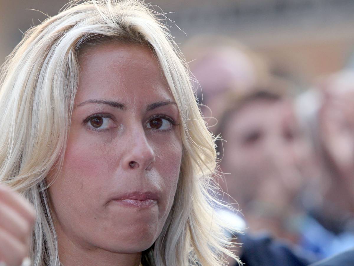 La Tulliani in prima fila snobbata dalla platea - il Giornale