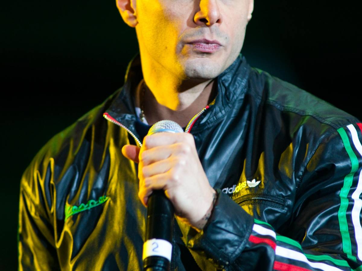 Appello di Fabri Fibra: "Ragazzi, datevi da fare Siete troppo ...