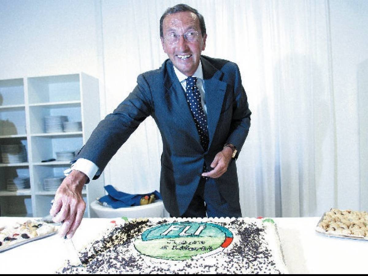 Gianfranco Fini sogna un "autunno caldo" Ma lui è già... bollito - il ...