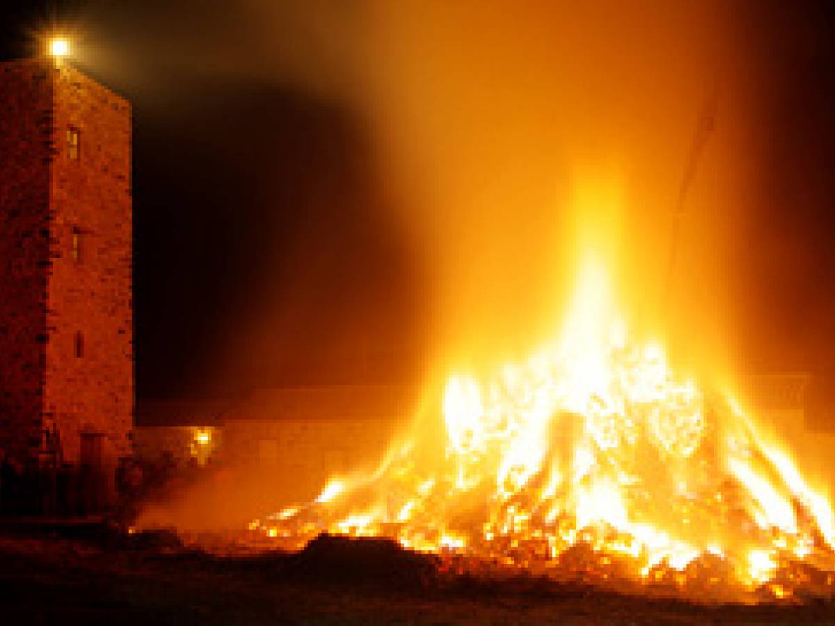 Sardegna, il "rito" dei falò di Sant'Antonio - il Giornale