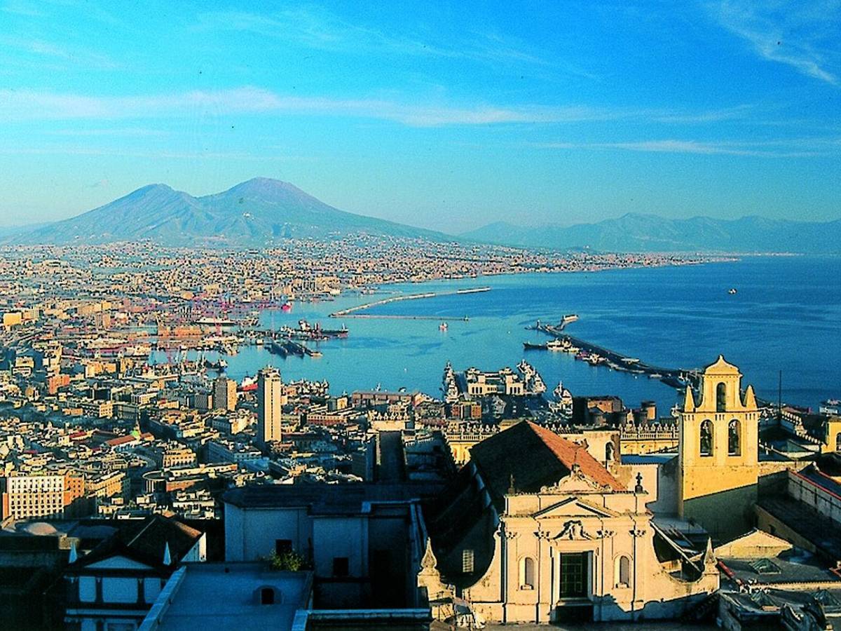 I turisti rivalutano Napoli: la quinta città europea nella top ten di ...