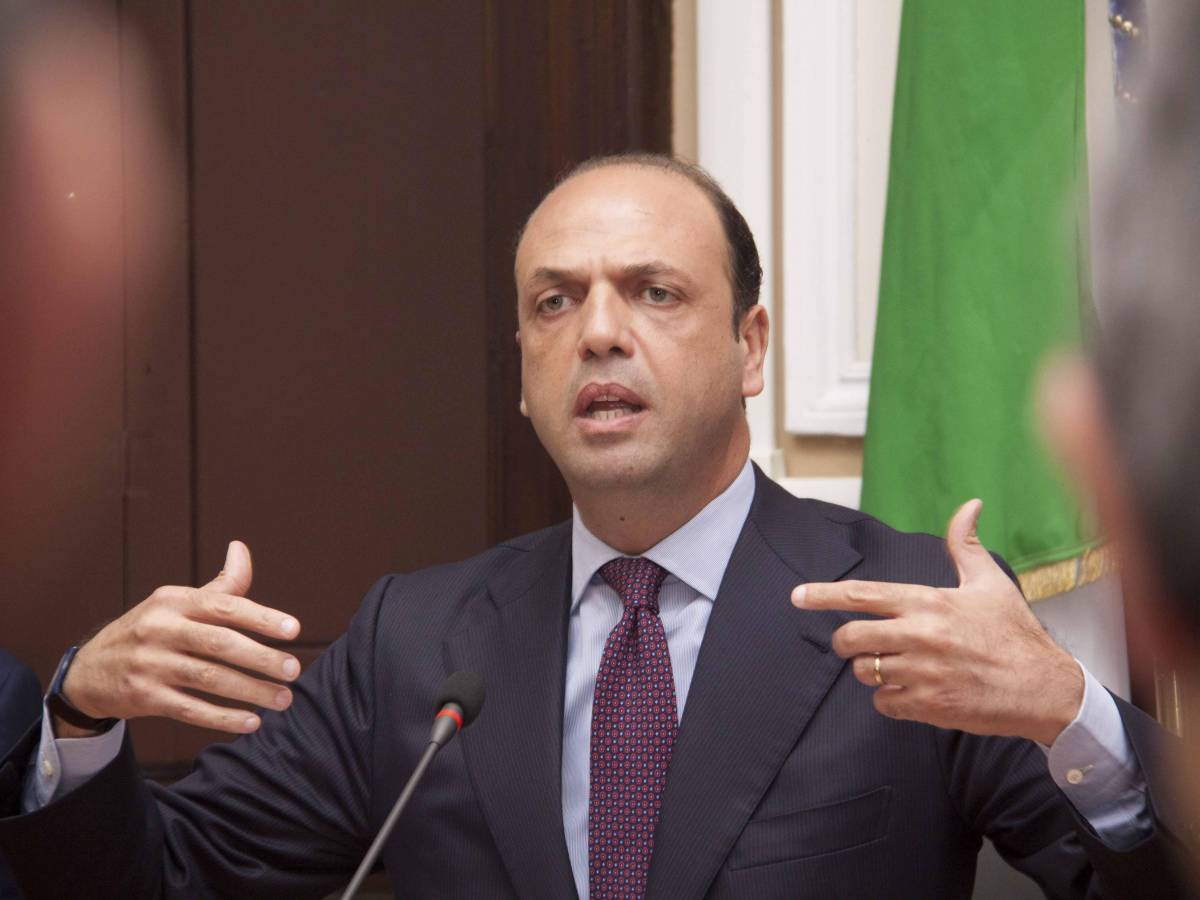 Alfano manda più agenti: "Sono qui e resteranno qui" - il Giornale