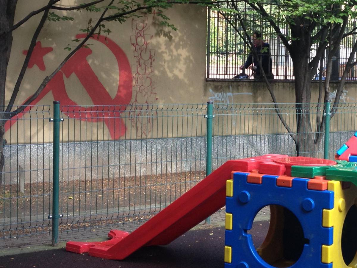 Il sindaco cancella i graffiti ma "scorda" falce e martello - il Giornale