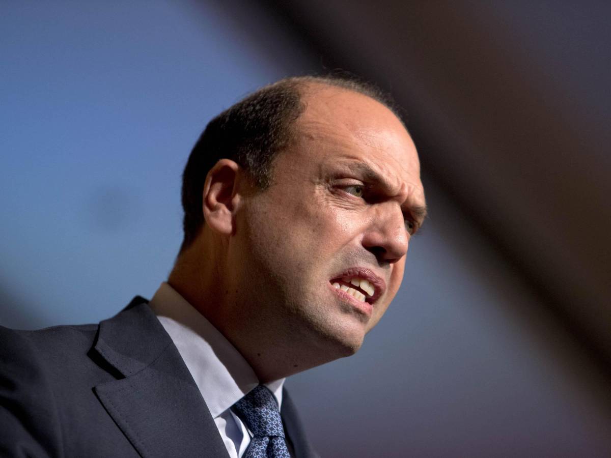 Alfano pugnala il Cavaliere: "Non aderiamo a Forza Italia" - il Giornale