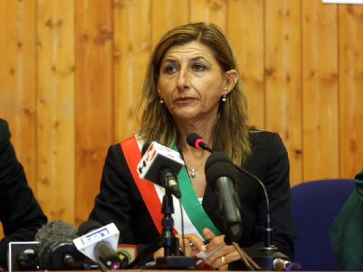 Quelli che dicono no a Renzi: Emiliano e la Nicolini si ritirano dalle ...