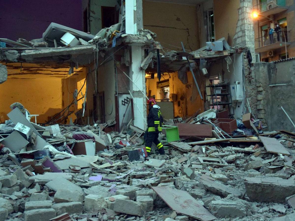 Foggia, esplode palazzo: due morti e quattro feriti, un bimbo estratto ... Foggia, esplode palazzo: due morti e quattro feriti, un bimbo estratto ...