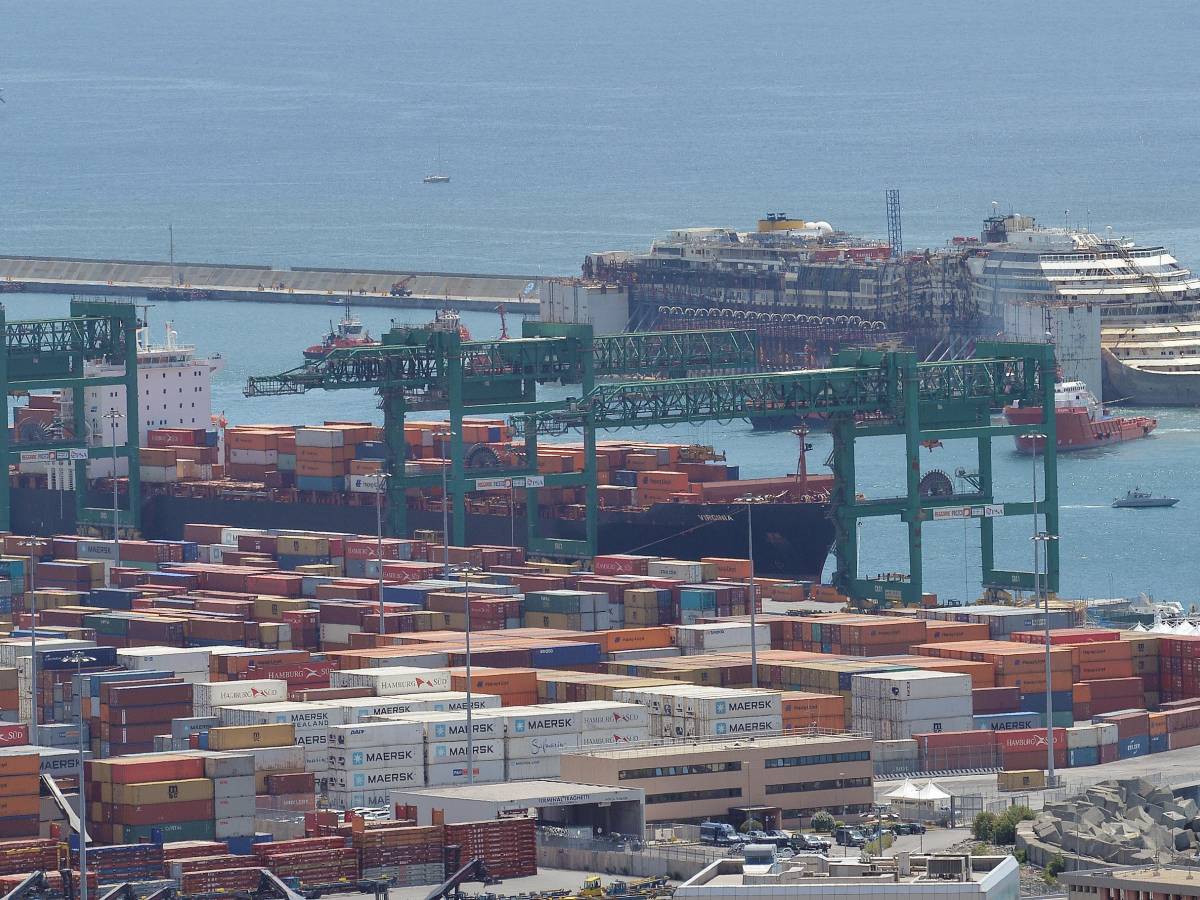 La Concordia è arrivata a Genova: entra in porto in retromarcia - il ...
