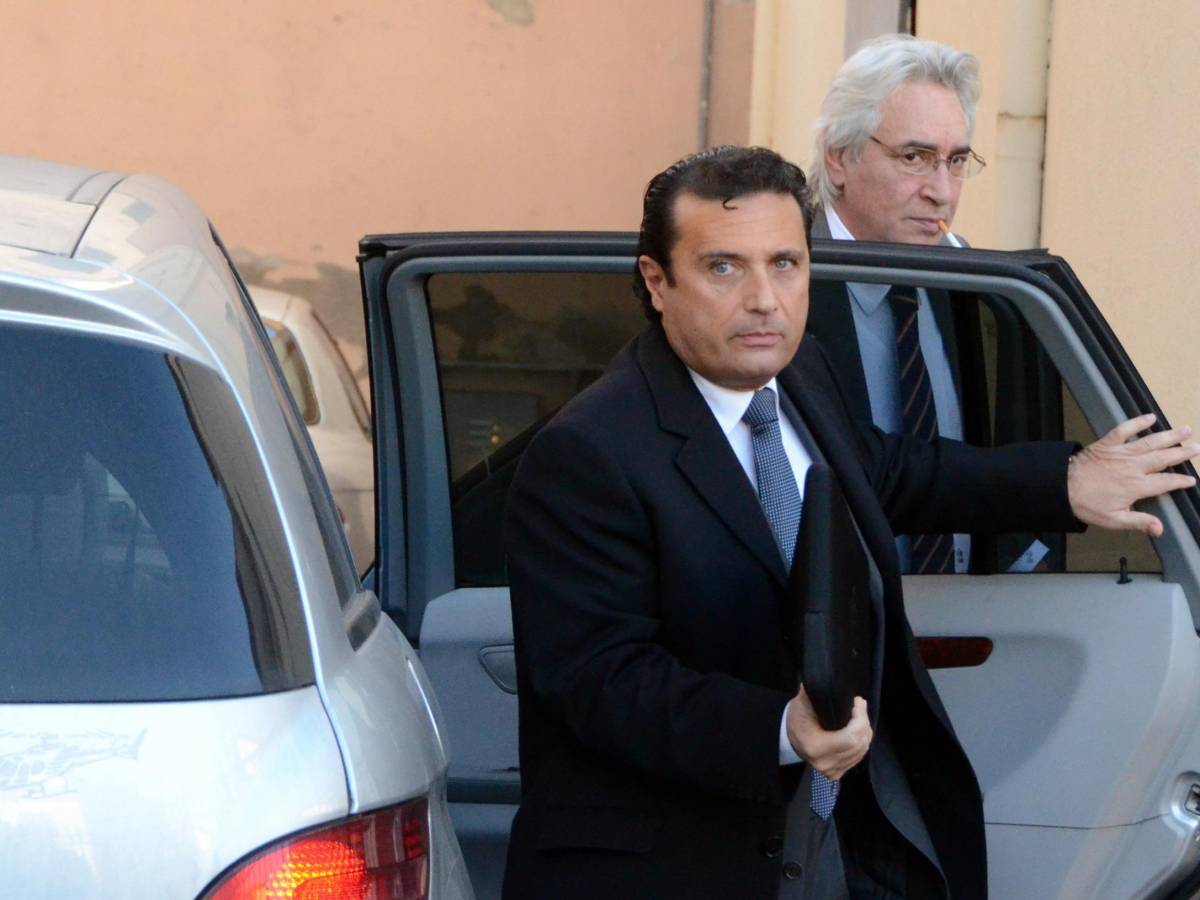 Parla l'avvocato di Schettino: "L'equipaggio faceva pena" - il Giornale