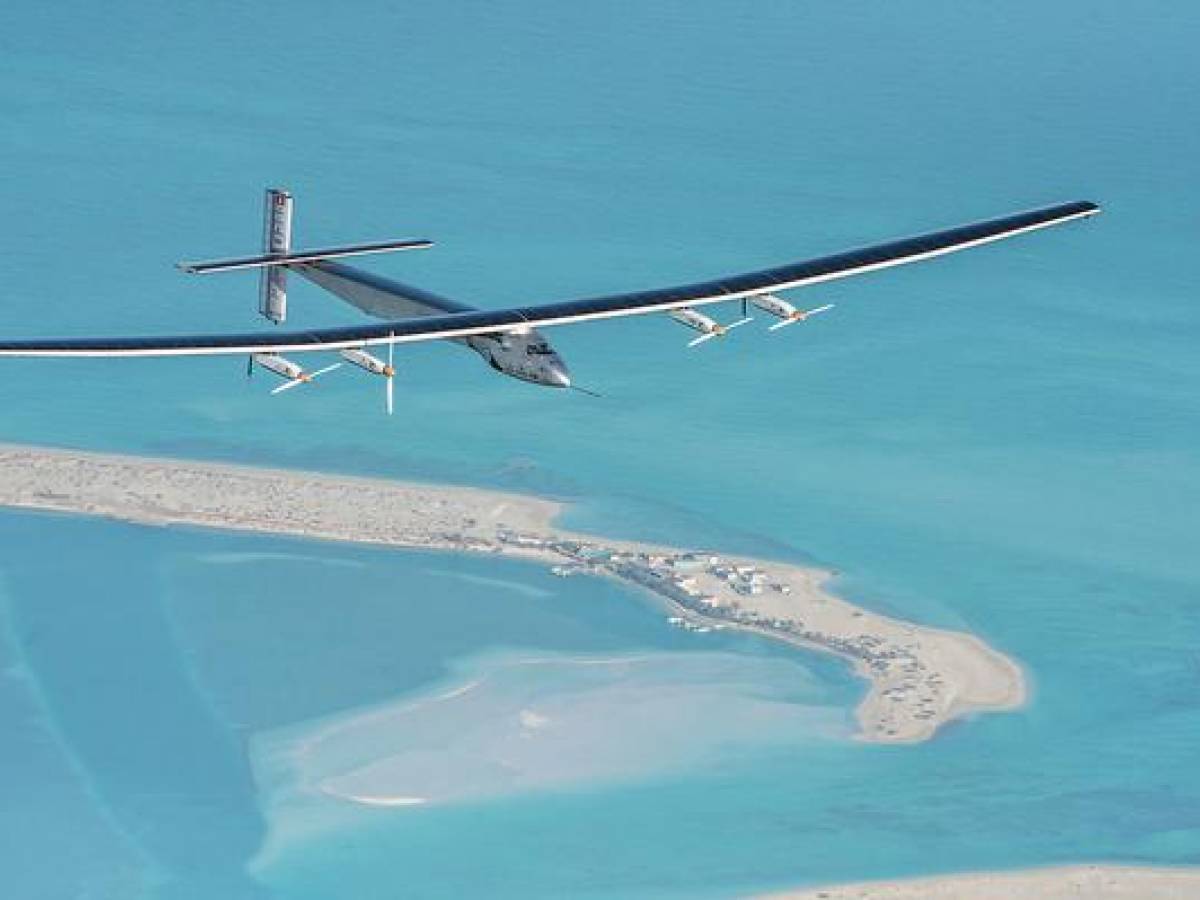 Iniziato il volo dell'aereo senza carburante: giro del mondo in 12 ...
