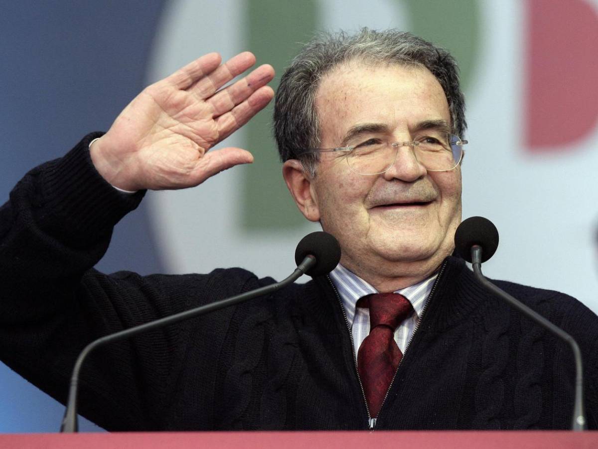 La foto di Prodi fa il giro del web: il Prof fa il dito medio - il Giornale