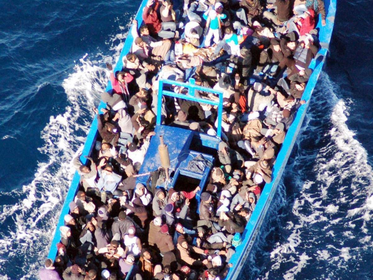 Strage annunciata: barcone si rovescia, morti 700 migranti. Mai un ... Strage annunciata: barcone si rovescia, morti 700 migranti. Mai un ...