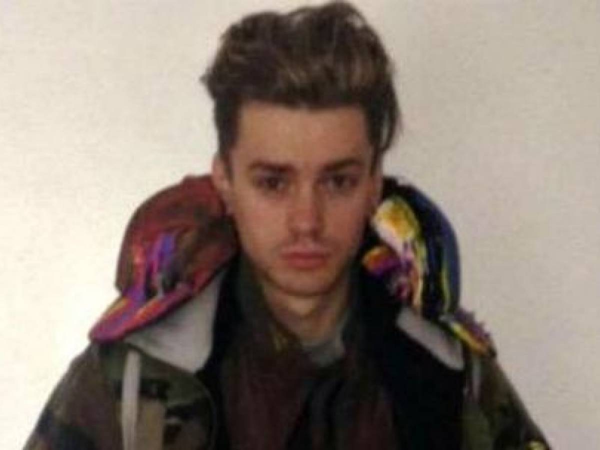 Dodici strati di vestiti per non pagare l'extra del bagaglio: cantante ...