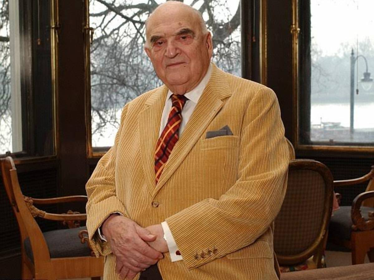 La missione dello Schindler che li salva anche con l'aereo - il Giornale