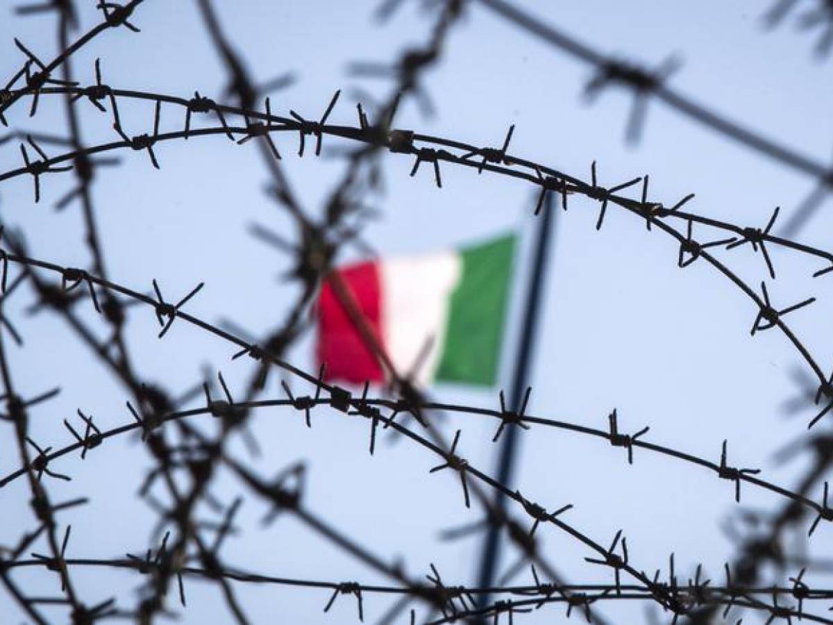 Migranti, l'idea dalla Svizzera: "Filo spinato al confine italiano ...