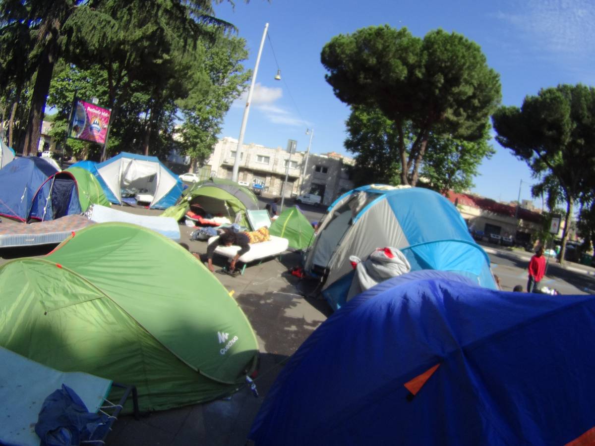 Emergenza profughi a Roma: in centinaia accampati in via Tiburtina - il ...