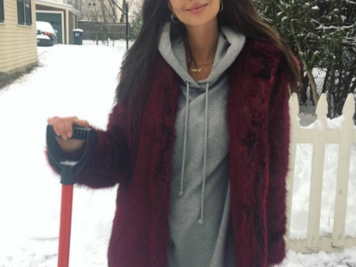 Emily Ratajkowski nuda per Natale. E lo scatto è da 230 mila "like ...