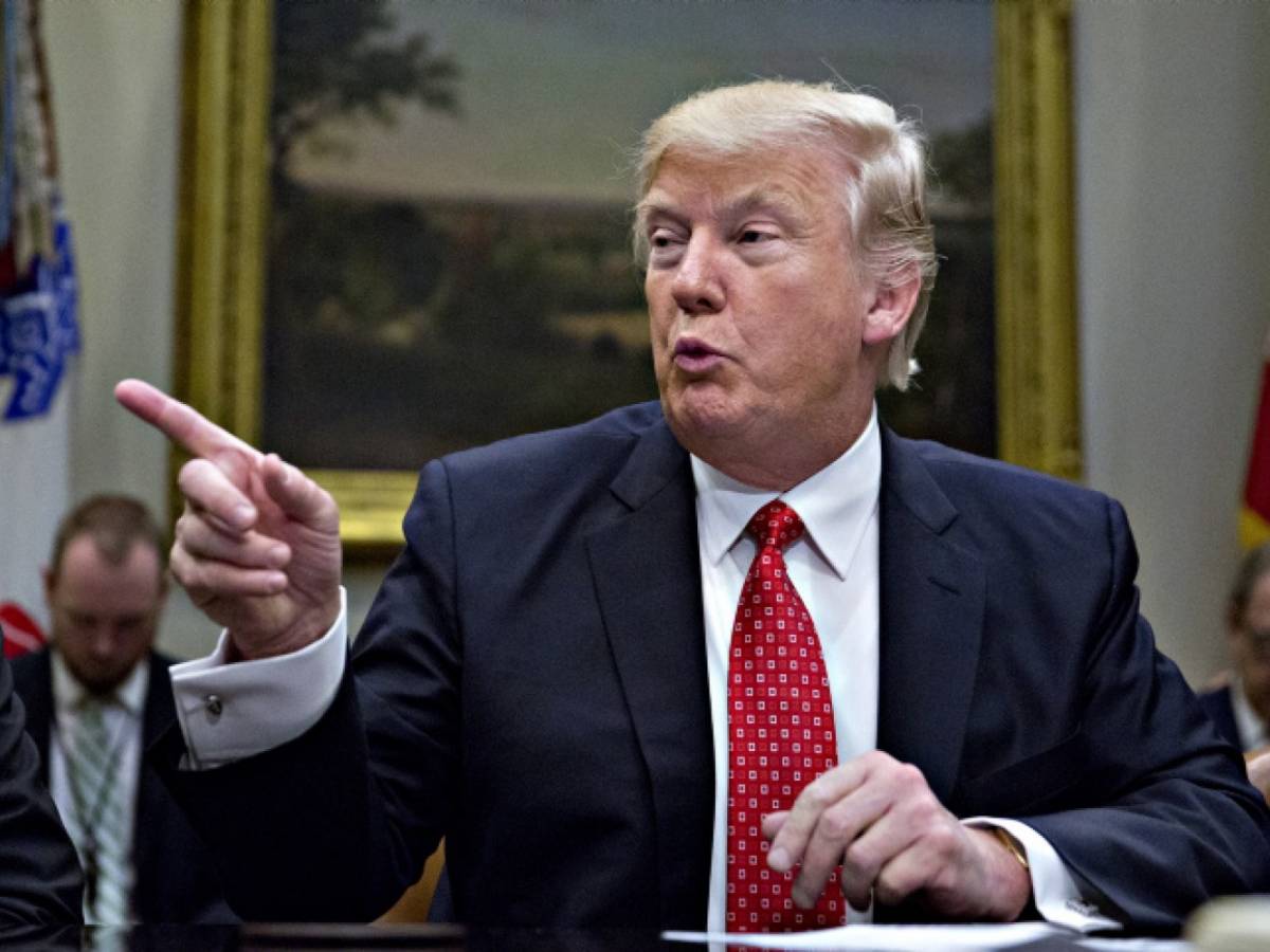 Trump sfida stampa e 007: "Con i russi non c'entro. Obama ha lasciato ...