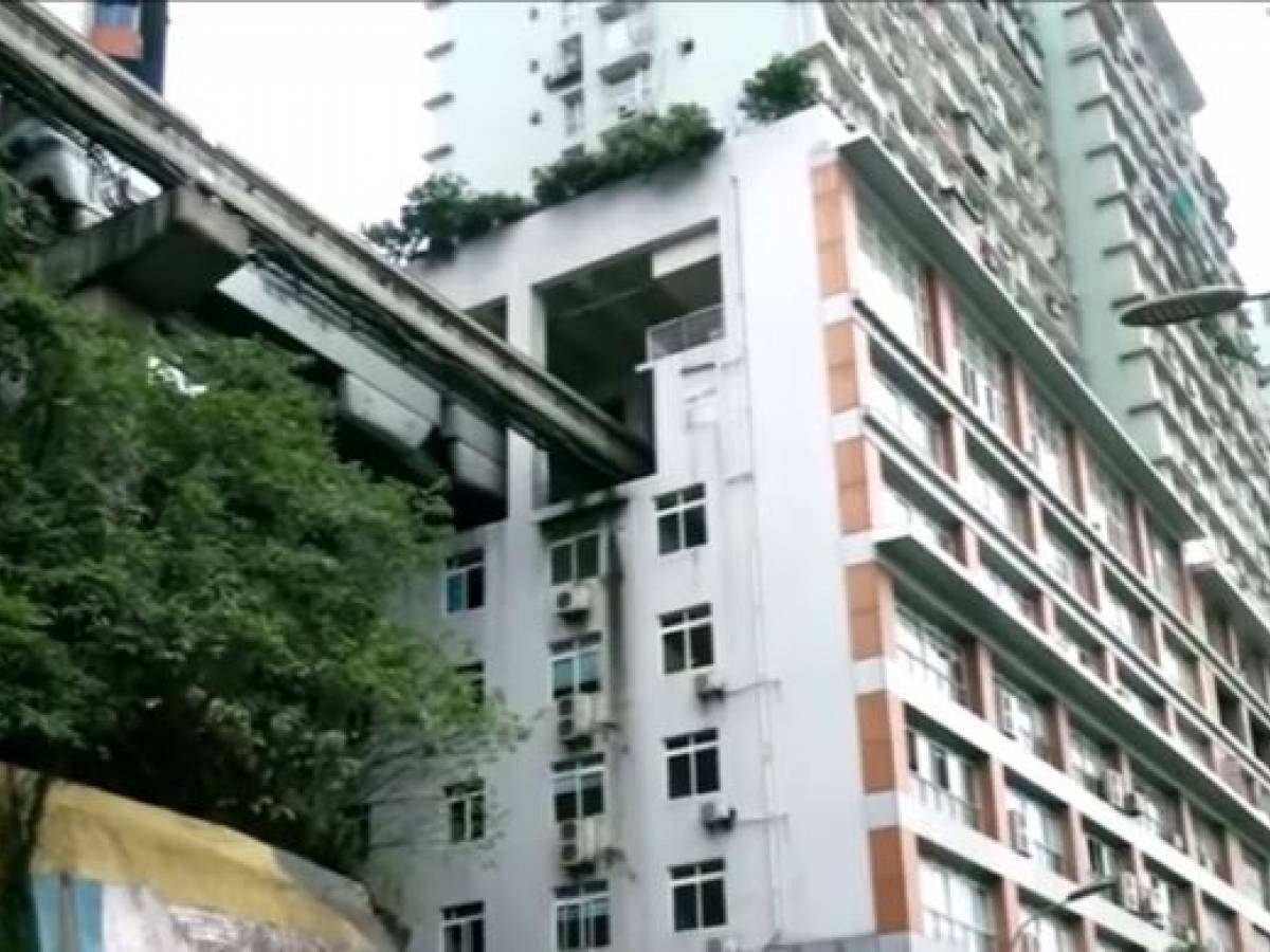 Cina, il metrò dentro casa: il treno passa nel condominio - il Giornale