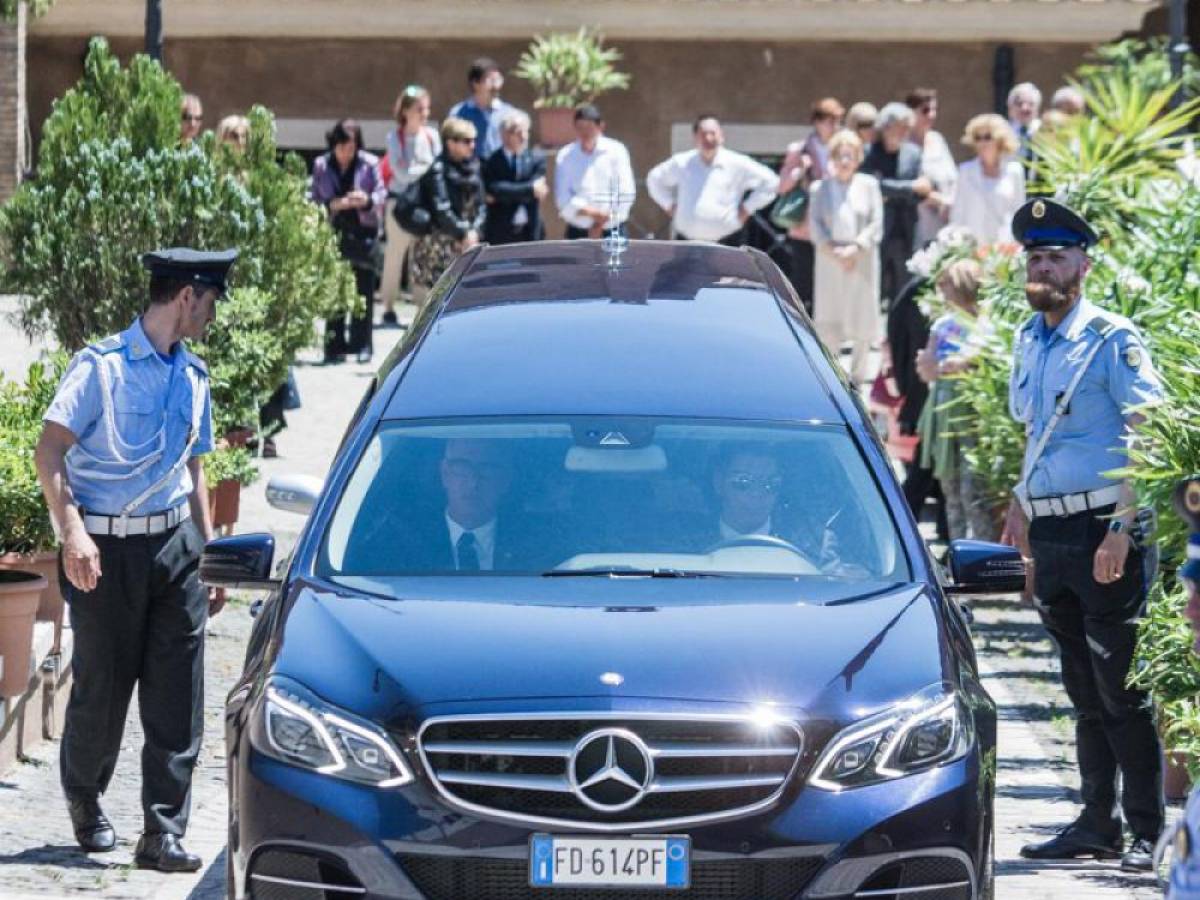 Roma, i funerali della stilista Laura Biagiotti, la "regina del ...