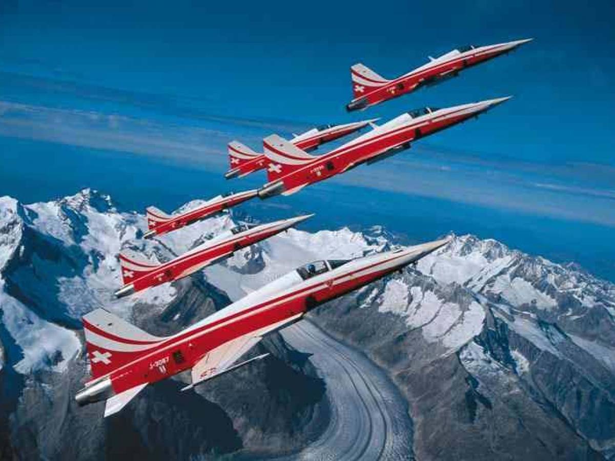 Svizzera, aereo precipita su campo estivo: 3 morti di cui due 14enni ...