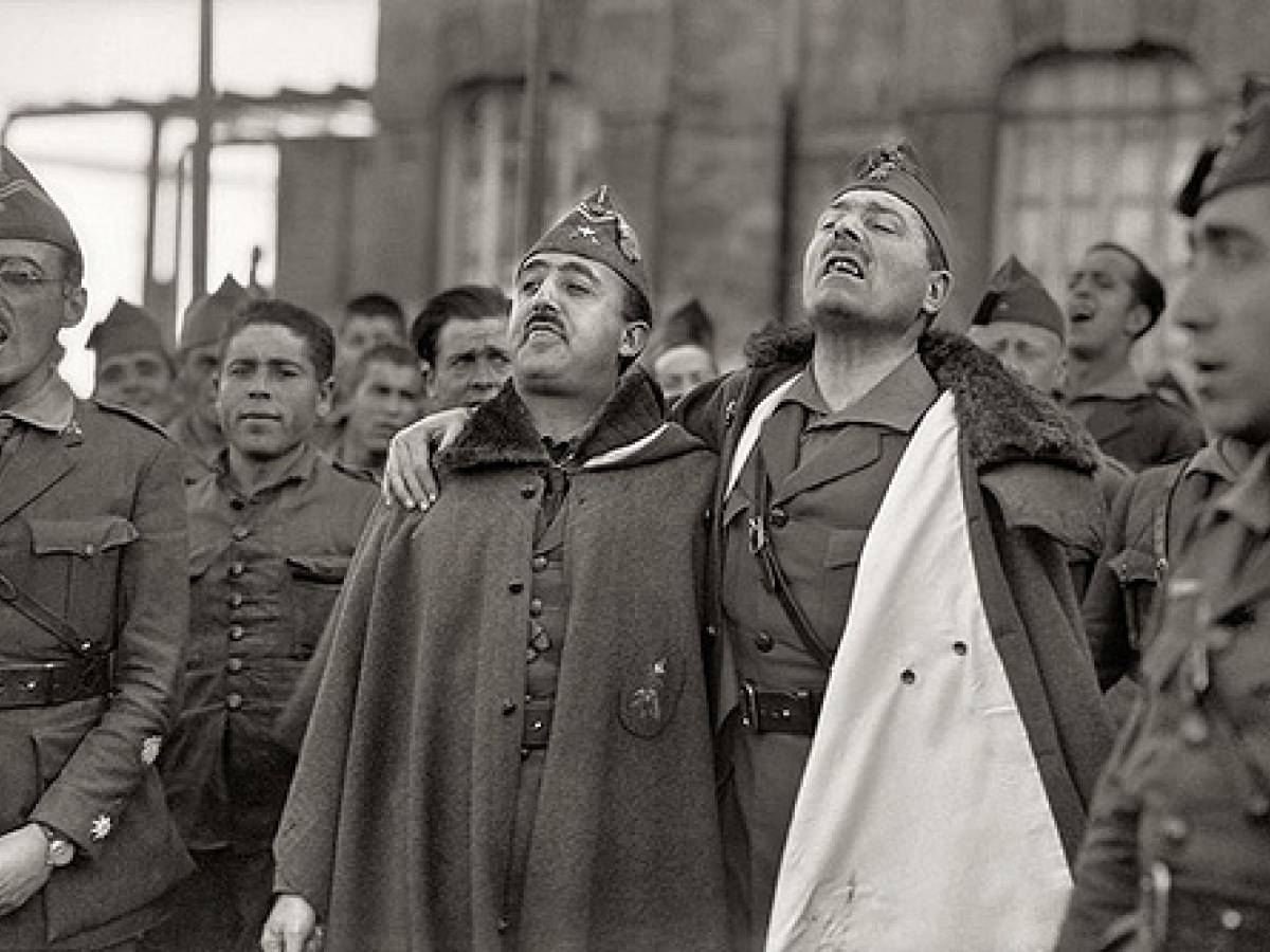 Spagna, scontri contro il trasferimento del corpo di Franco - il Giornale