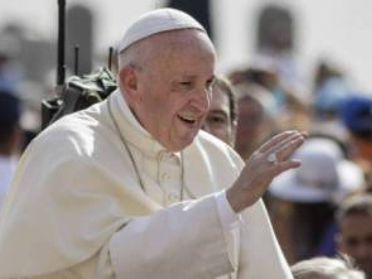 Il Papa ai preti: "Attenti, siete uomini normali, volete una donna ...