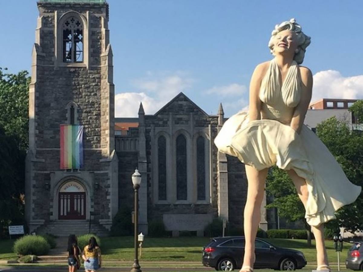 La statua di Marilyn Monroe davanti alla chiesa: è polemica - il Giornale