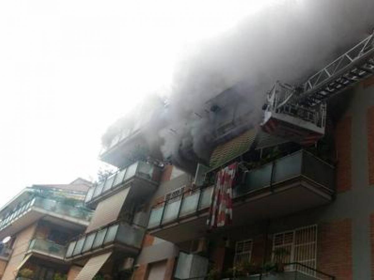 Paura a Roma, esplosione in una palazzina - il Giornale Paura a Roma, esplosione in una palazzina - il Giornale