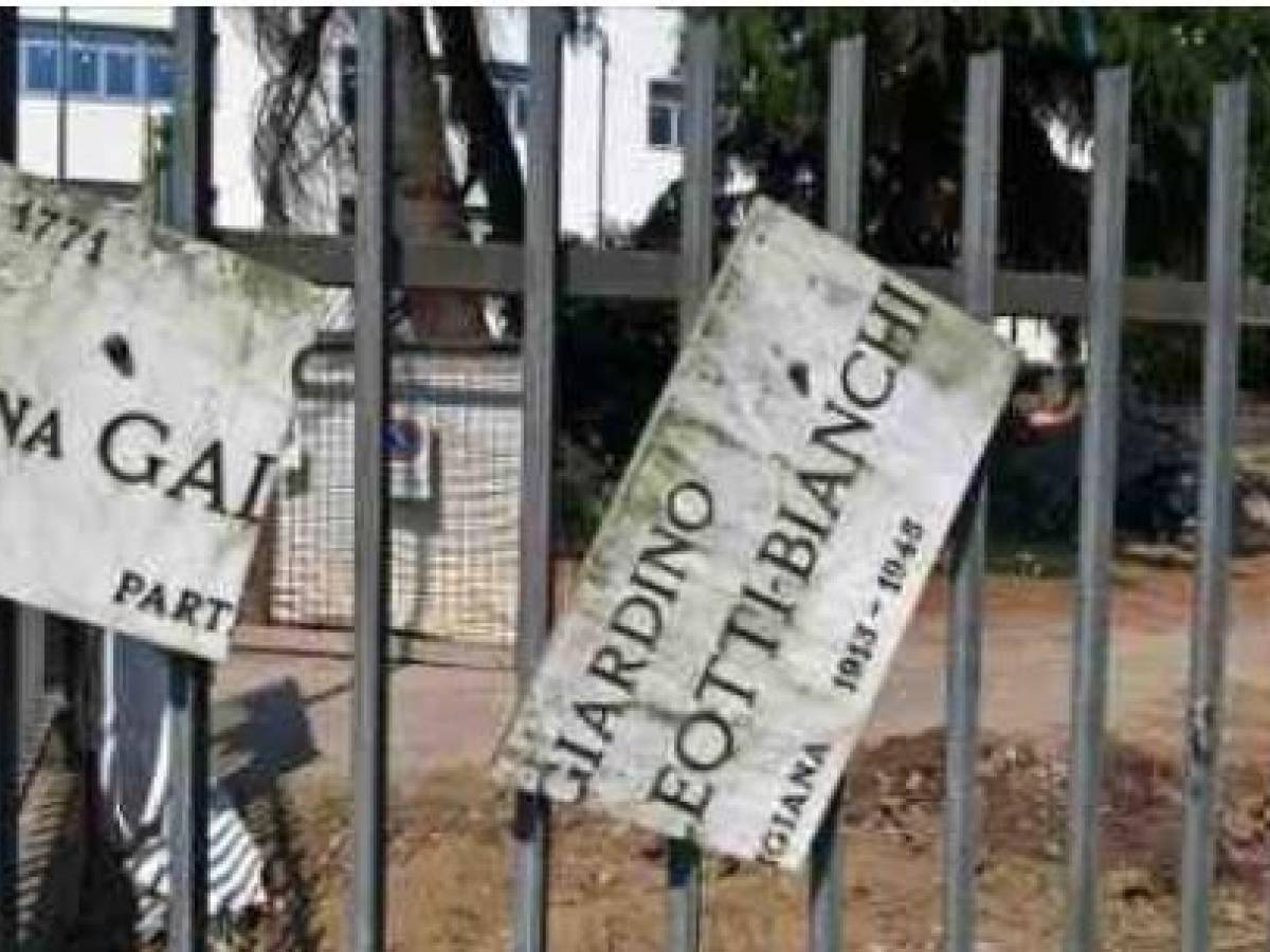 Raid fascista? No, targa rotta dai lavori - il Giornale